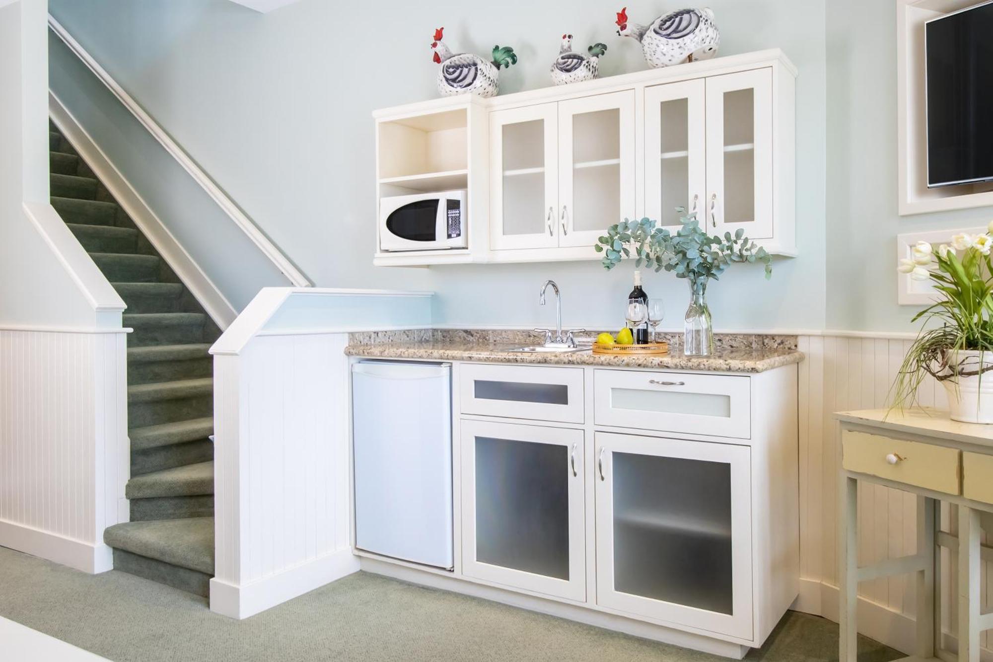 HOTEL RETRO SUITES | ⋆⋆⋆⋆ | CHATHAM-KENT, CANADA | SEASON DEALS FROM $133