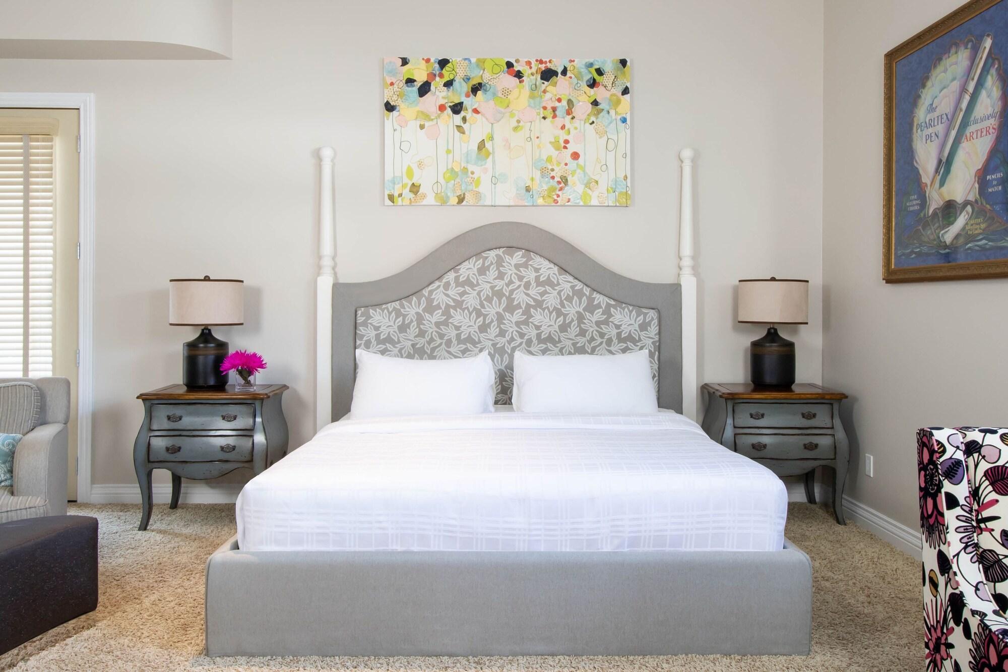 HOTEL RETRO SUITES | ⋆⋆⋆⋆ | CHATHAM-KENT, CANADA | SEASON DEALS FROM $133