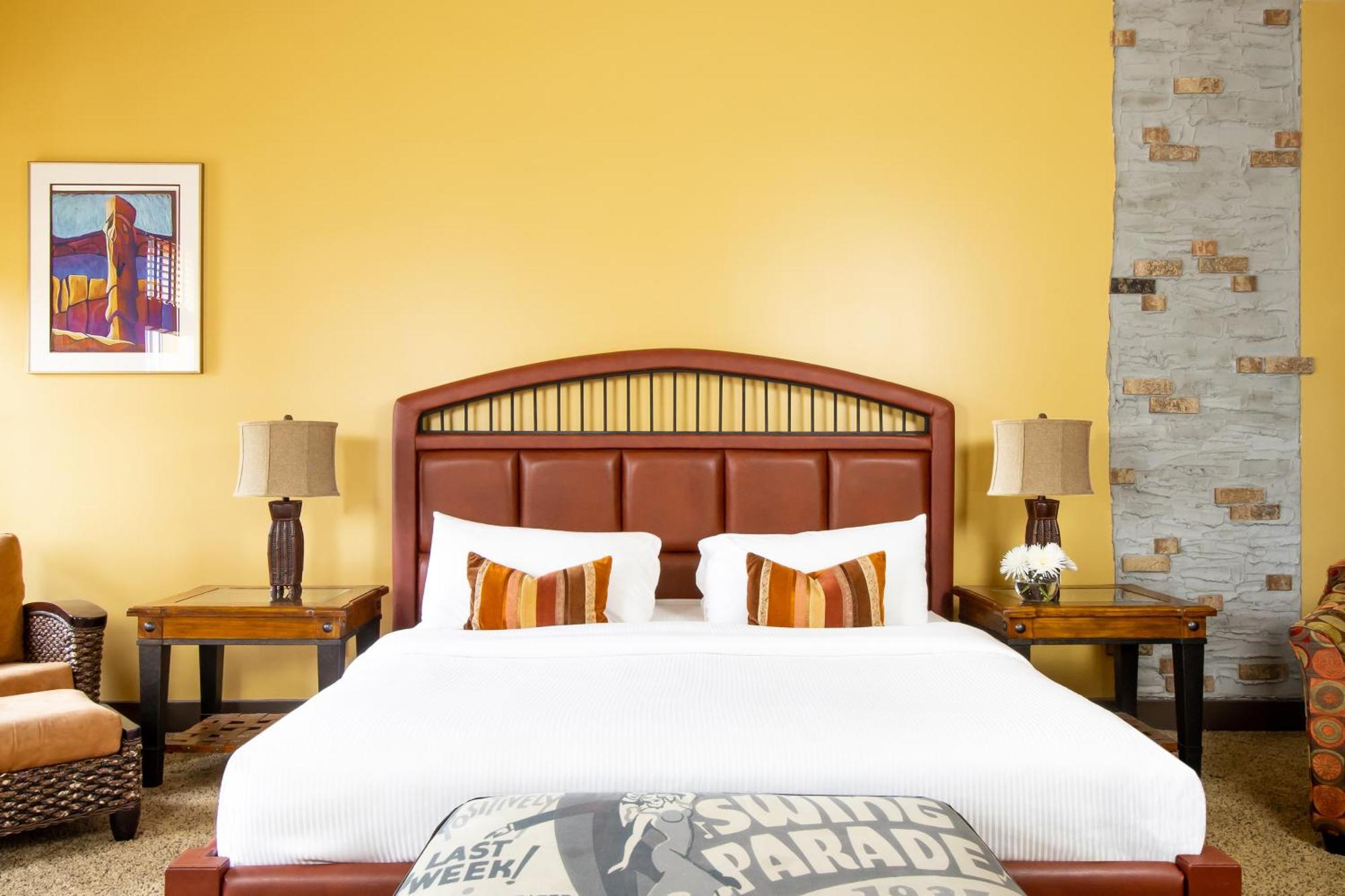 HOTEL RETRO SUITES | ⋆⋆⋆⋆ | CHATHAM-KENT, CANADA | SEASON DEALS FROM $133