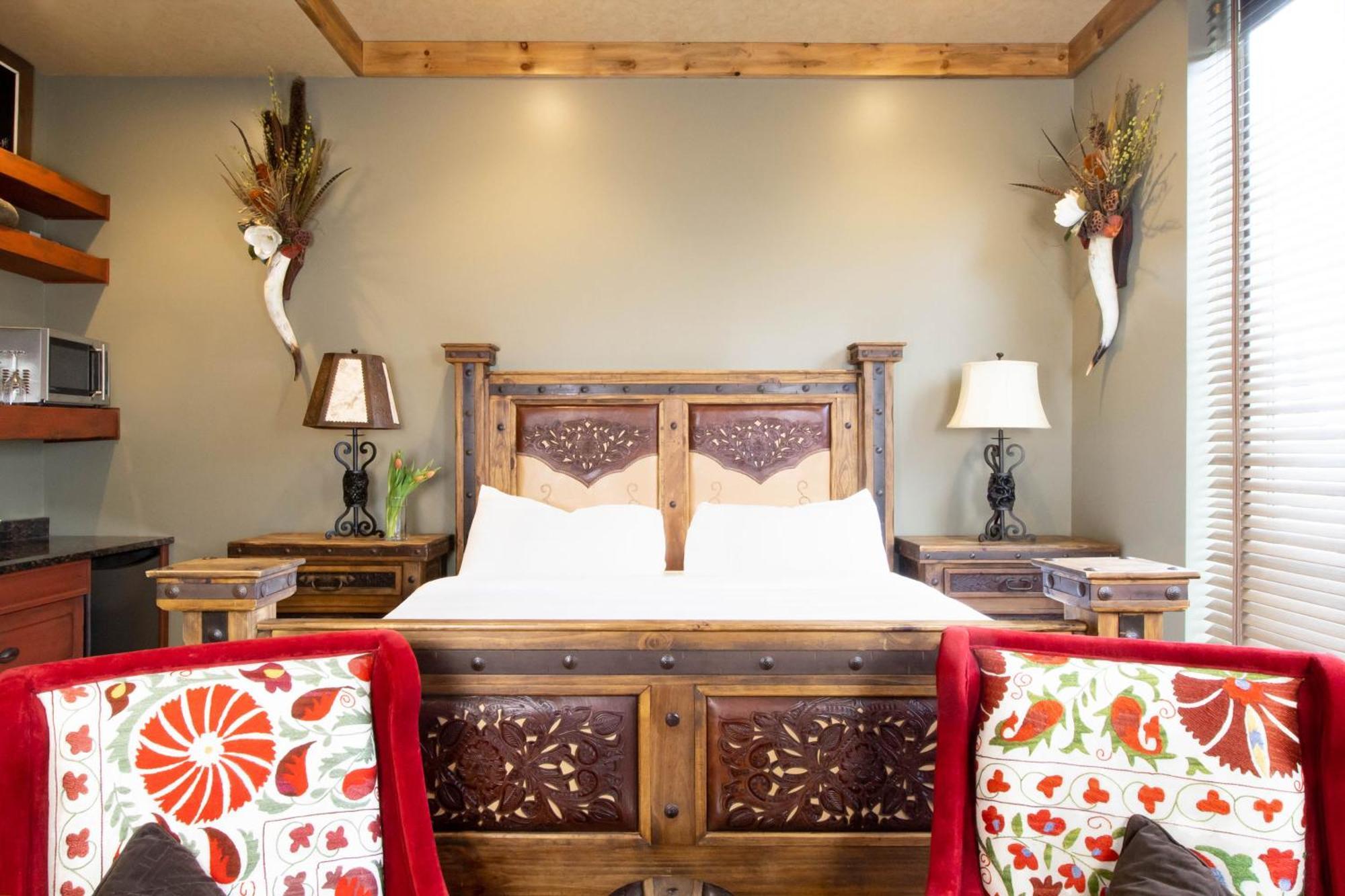 HOTEL RETRO SUITES | ⋆⋆⋆⋆ | CHATHAM-KENT, CANADA | SEASON DEALS FROM $133