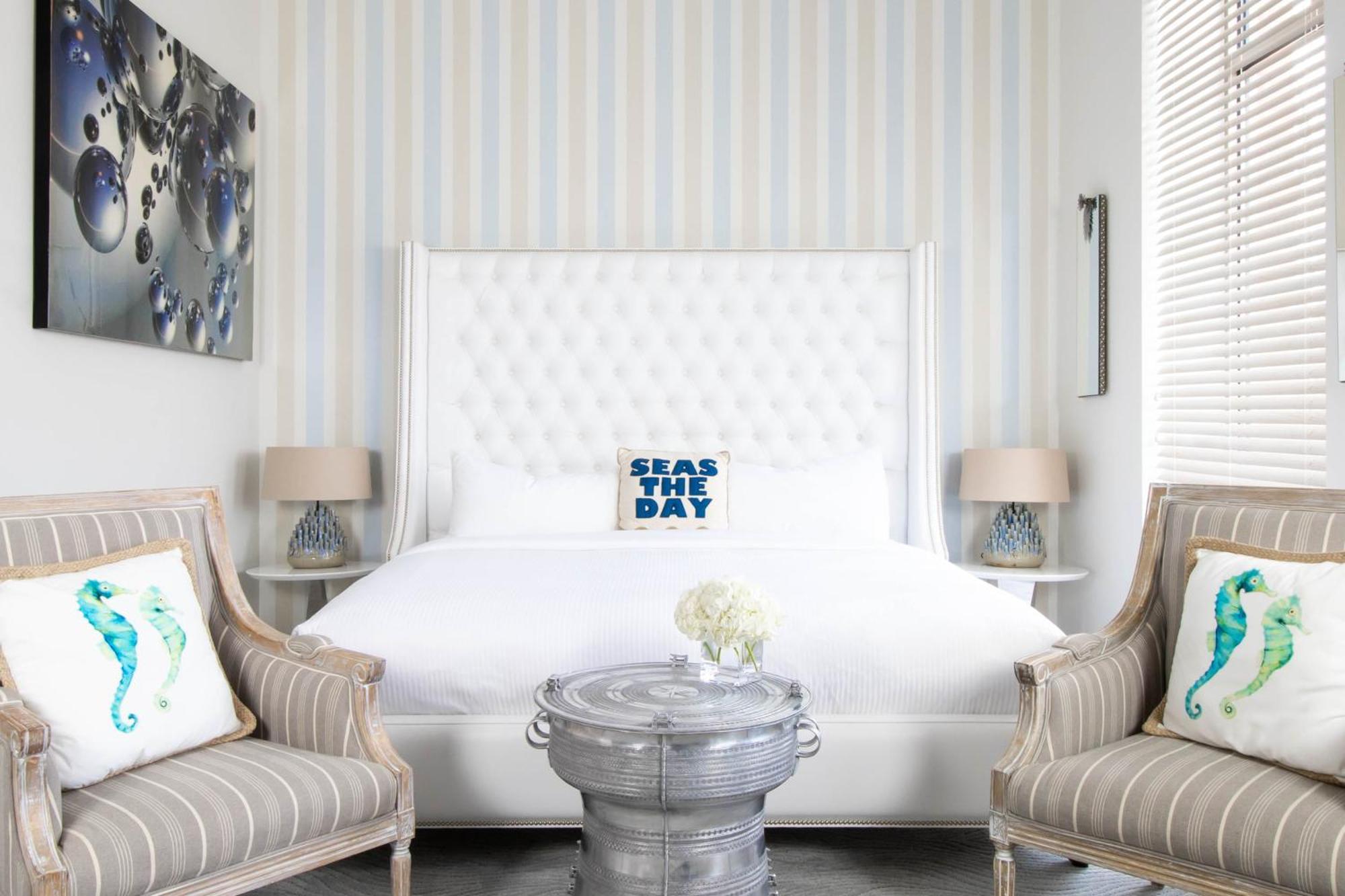 HOTEL RETRO SUITES | ⋆⋆⋆⋆ | CHATHAM-KENT, CANADA | SEASON DEALS FROM $133
