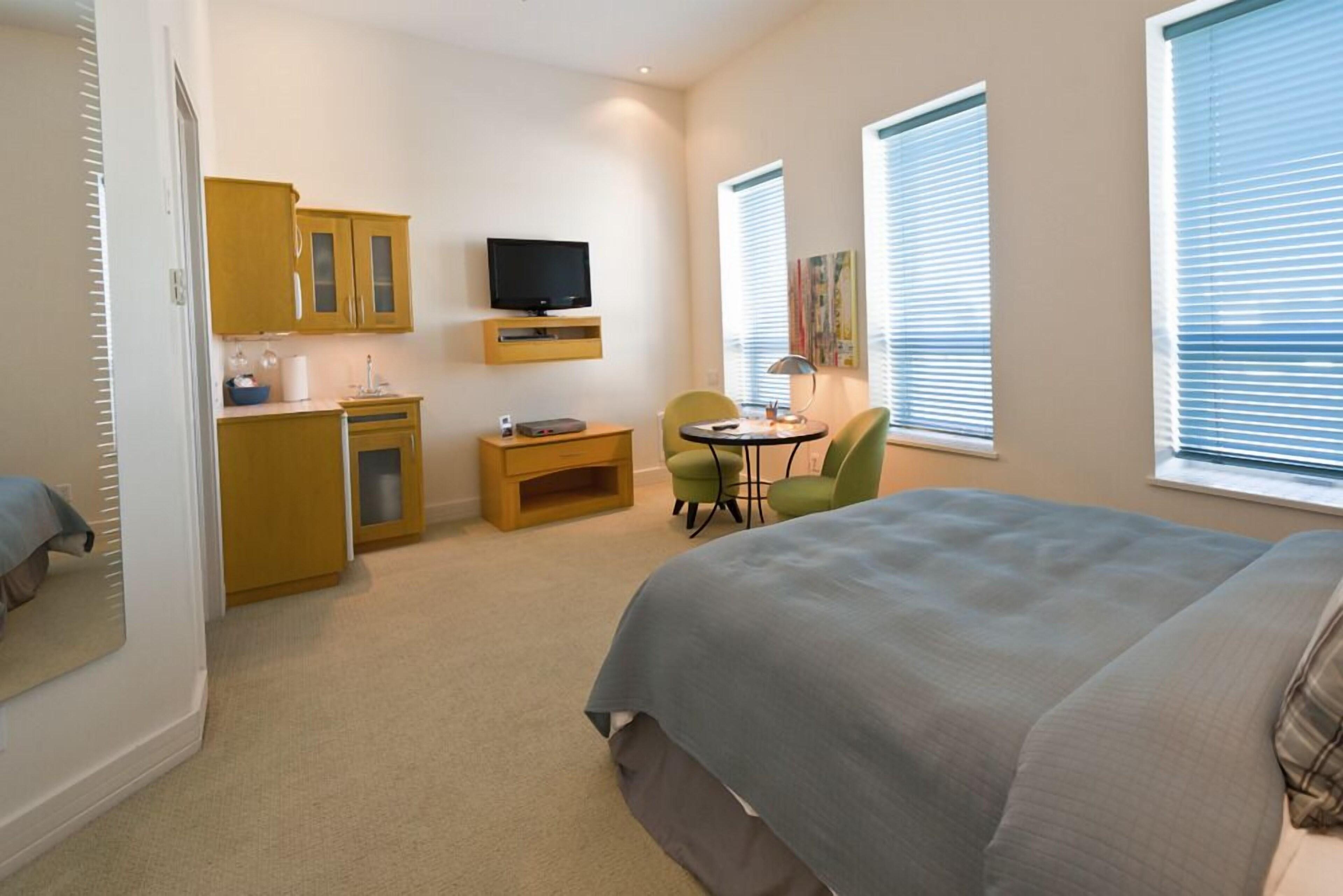 HOTEL RETRO SUITES | ⋆⋆⋆⋆ | CHATHAM-KENT, CANADA | SEASON DEALS FROM $133