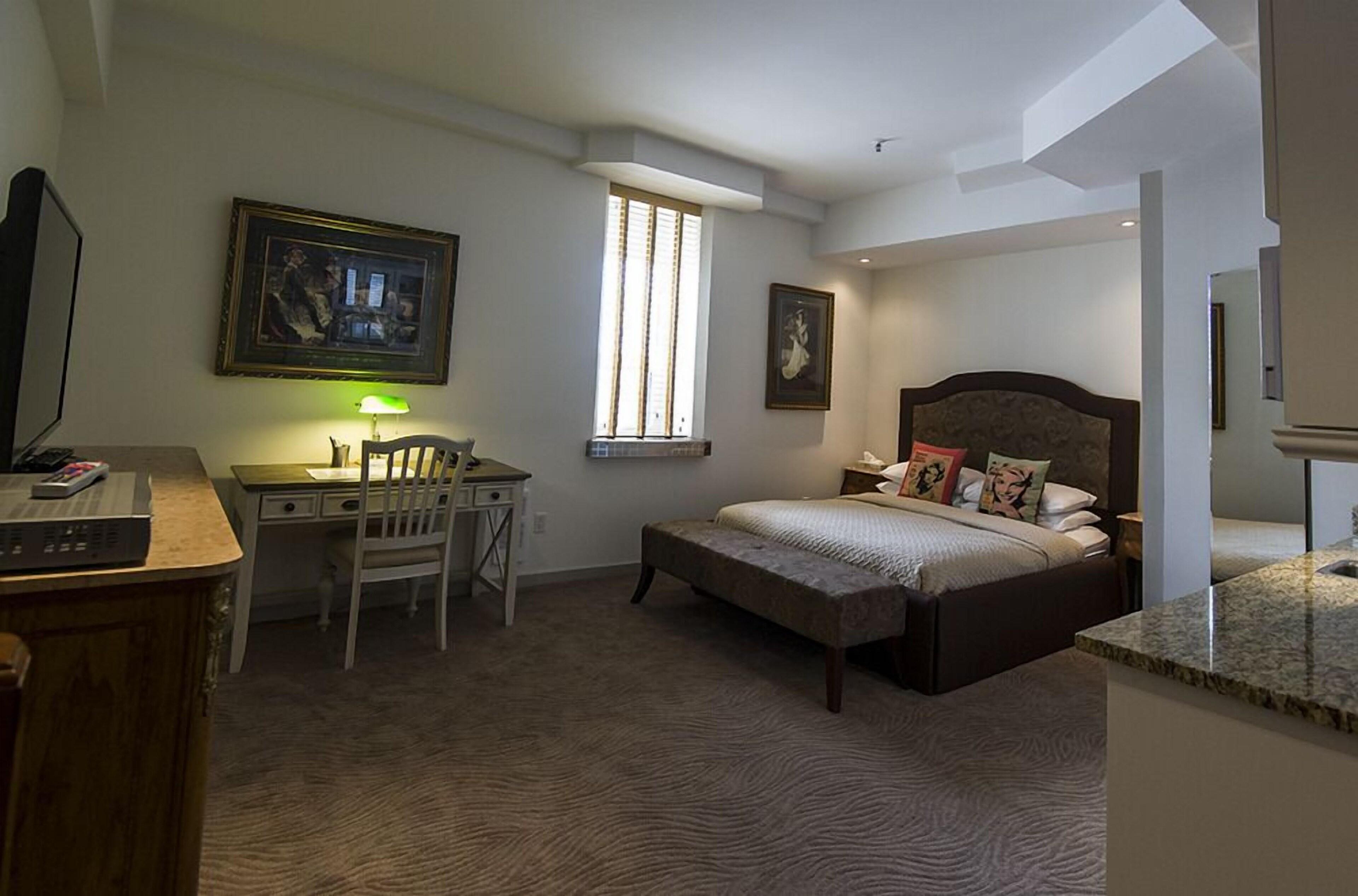 HOTEL RETRO SUITES | ⋆⋆⋆⋆ | CHATHAM-KENT, CANADA | SEASON DEALS FROM $133