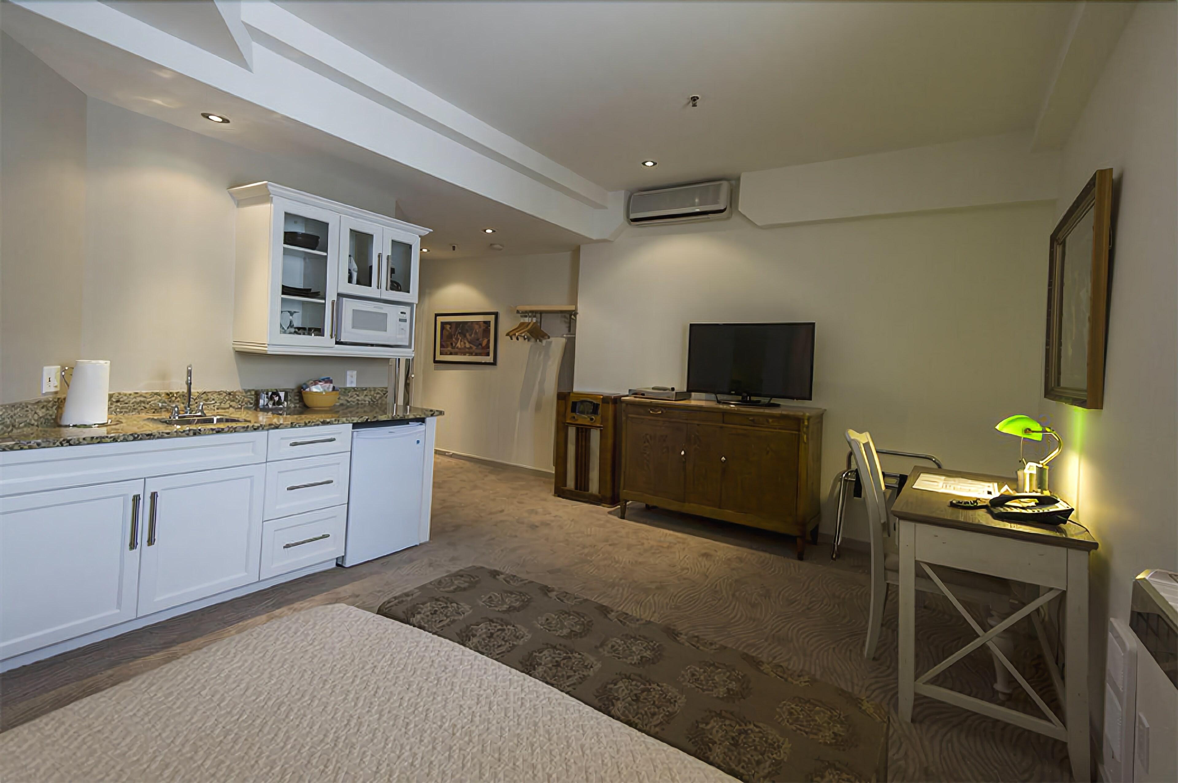 HOTEL RETRO SUITES | ⋆⋆⋆⋆ | CHATHAM-KENT, CANADA | SEASON DEALS FROM $133