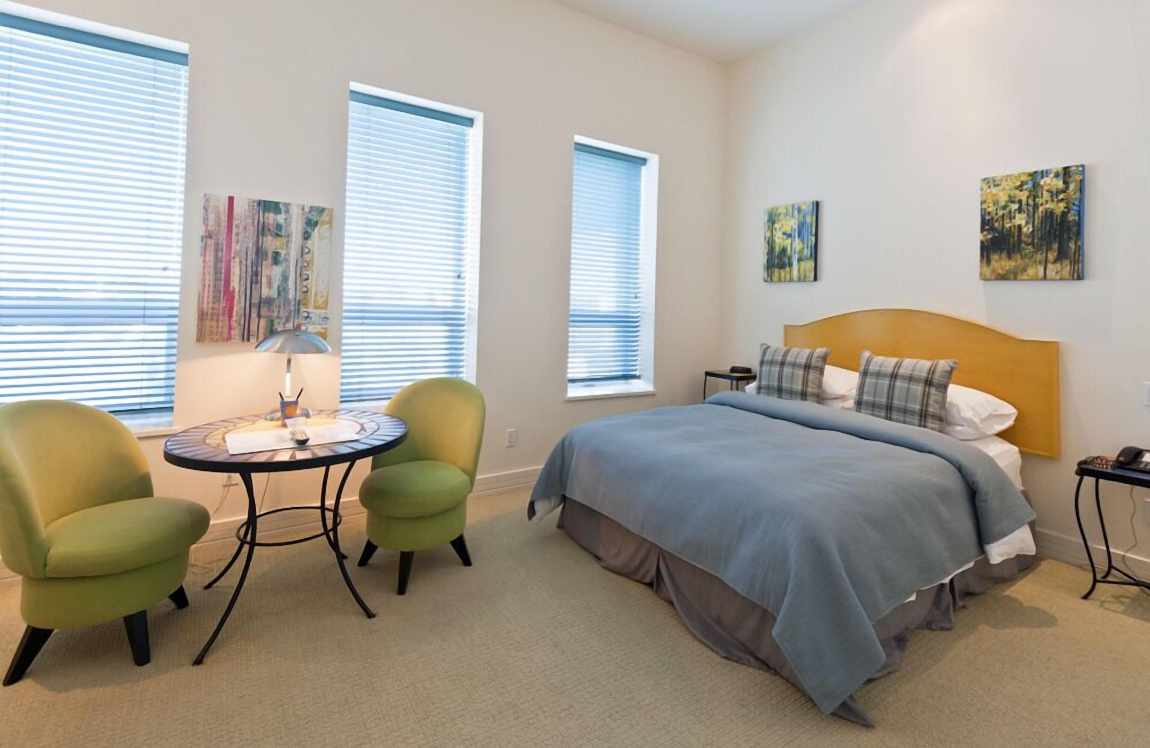 HOTEL RETRO SUITES | ⋆⋆⋆⋆ | CHATHAM-KENT, CANADA | SEASON DEALS FROM $133