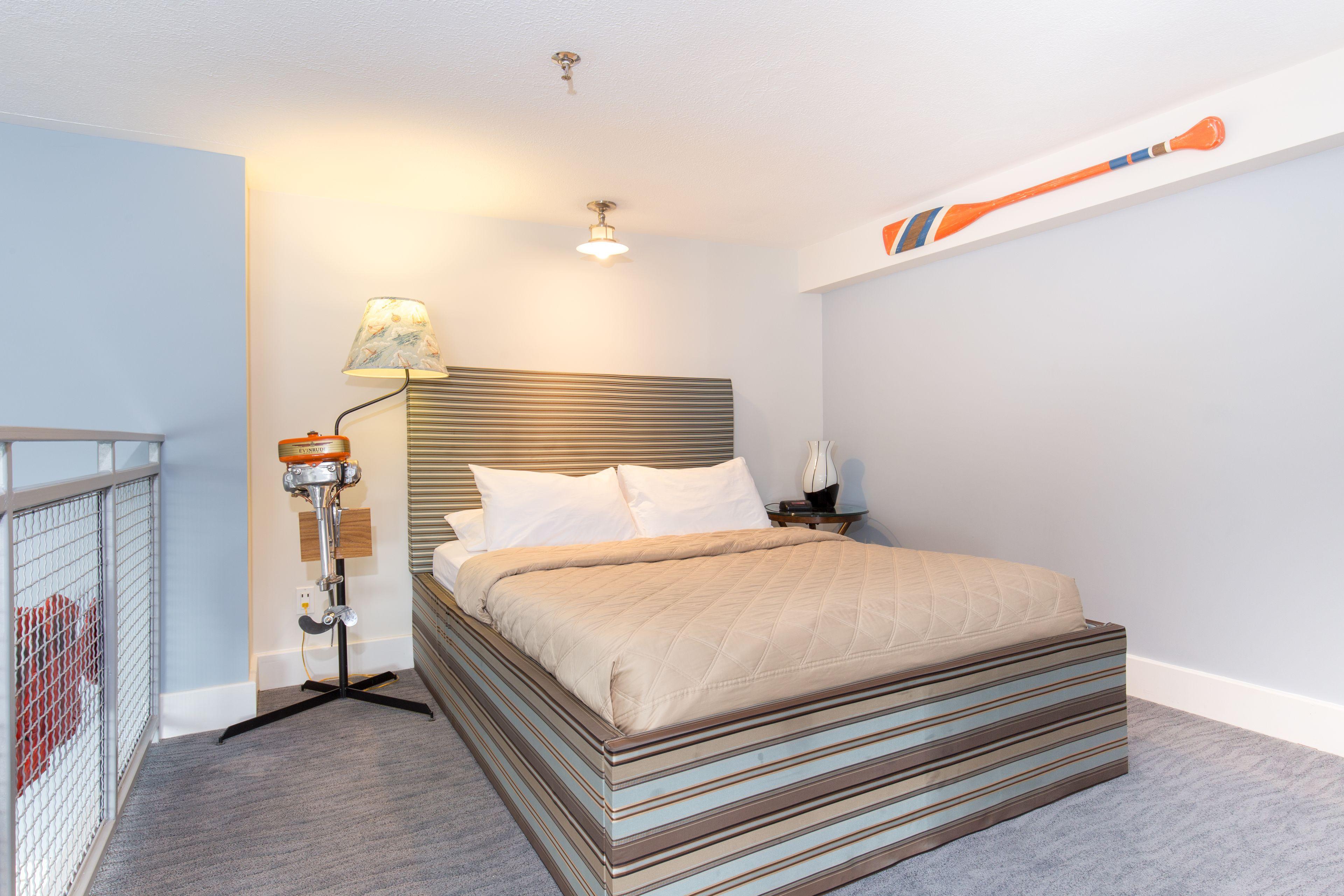 HOTEL RETRO SUITES | ⋆⋆⋆⋆ | CHATHAM-KENT, CANADA | SEASON DEALS FROM $133