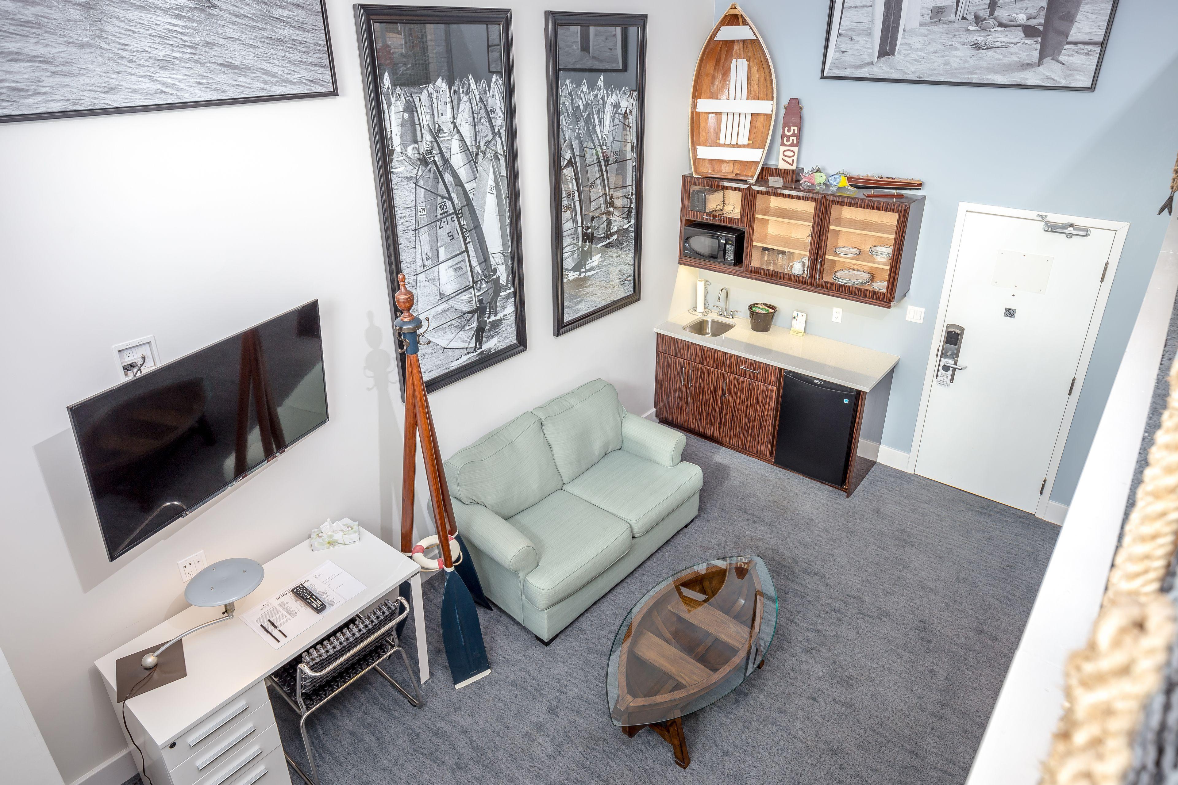 HOTEL RETRO SUITES | ⋆⋆⋆⋆ | CHATHAM-KENT, CANADA | SEASON DEALS FROM $133