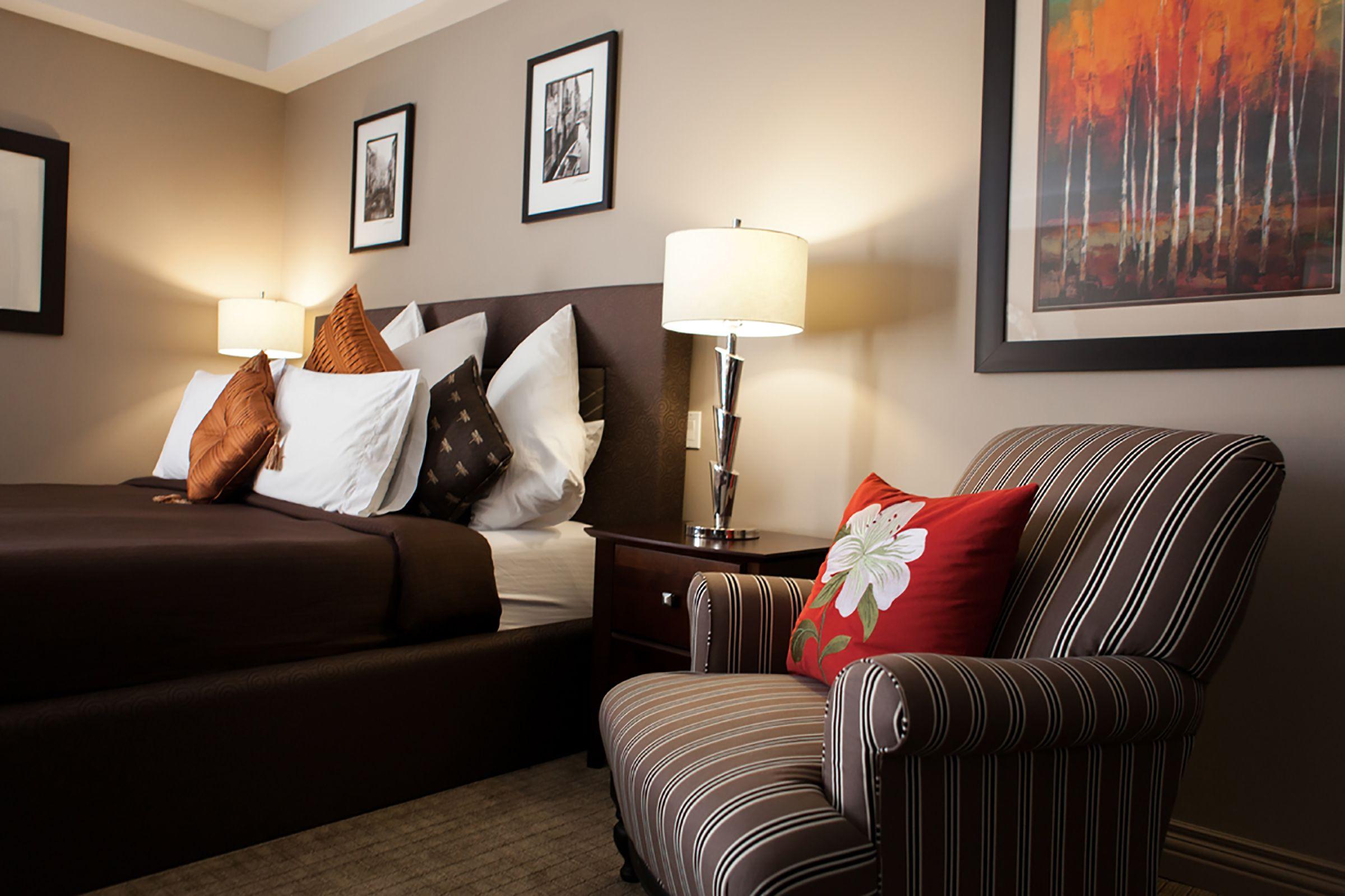 HOTEL RETRO SUITES | ⋆⋆⋆⋆ | CHATHAM-KENT, CANADA | SEASON DEALS FROM $133