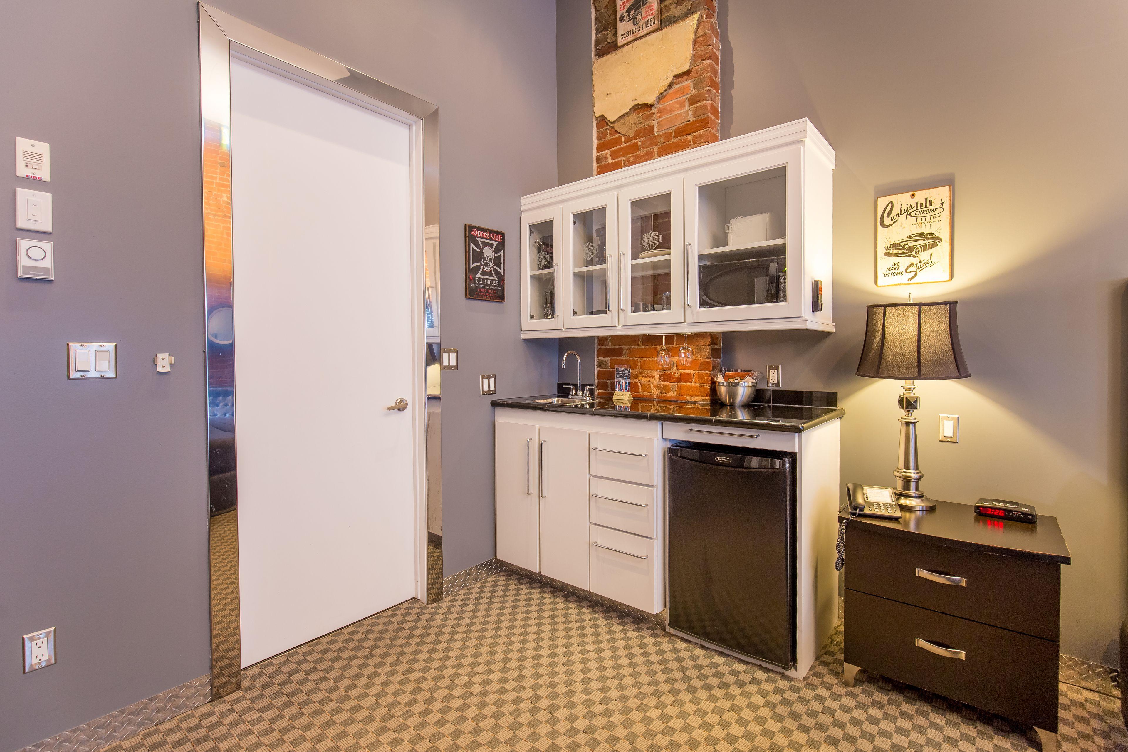 HOTEL RETRO SUITES | ⋆⋆⋆⋆ | CHATHAM-KENT, CANADA | SEASON DEALS FROM $133