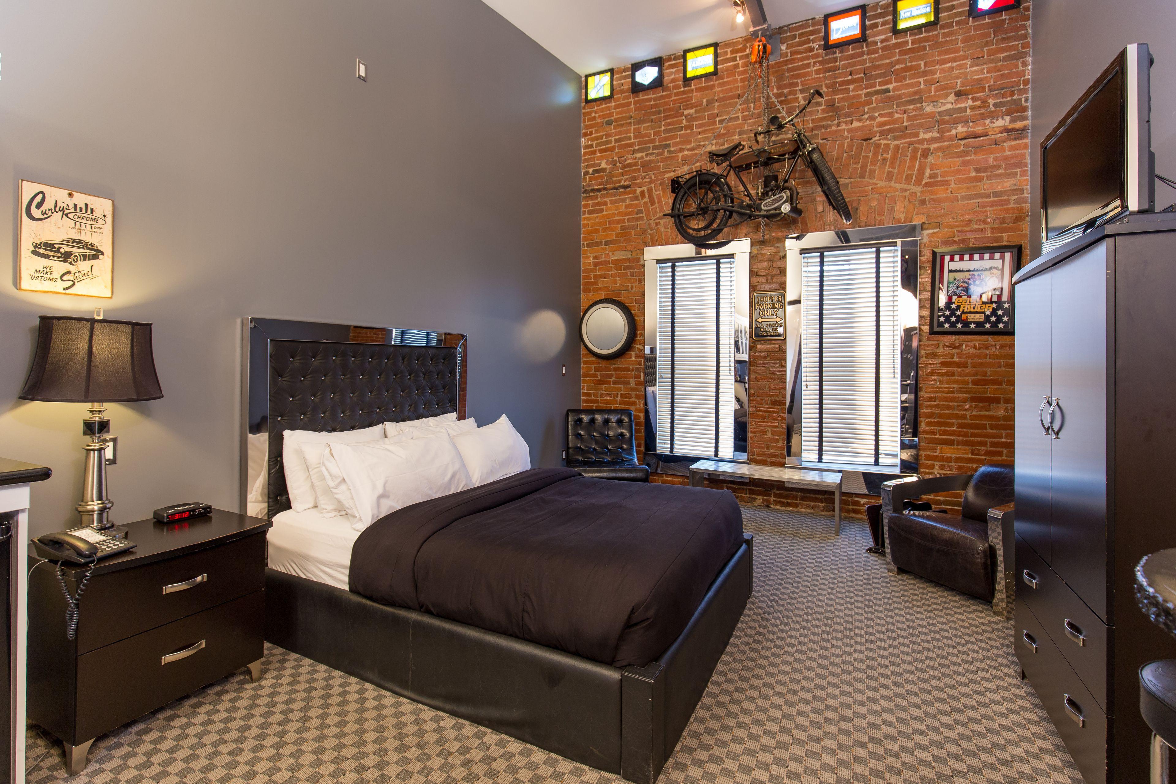 HOTEL RETRO SUITES | ⋆⋆⋆⋆ | CHATHAM-KENT, CANADA | SEASON DEALS FROM $133