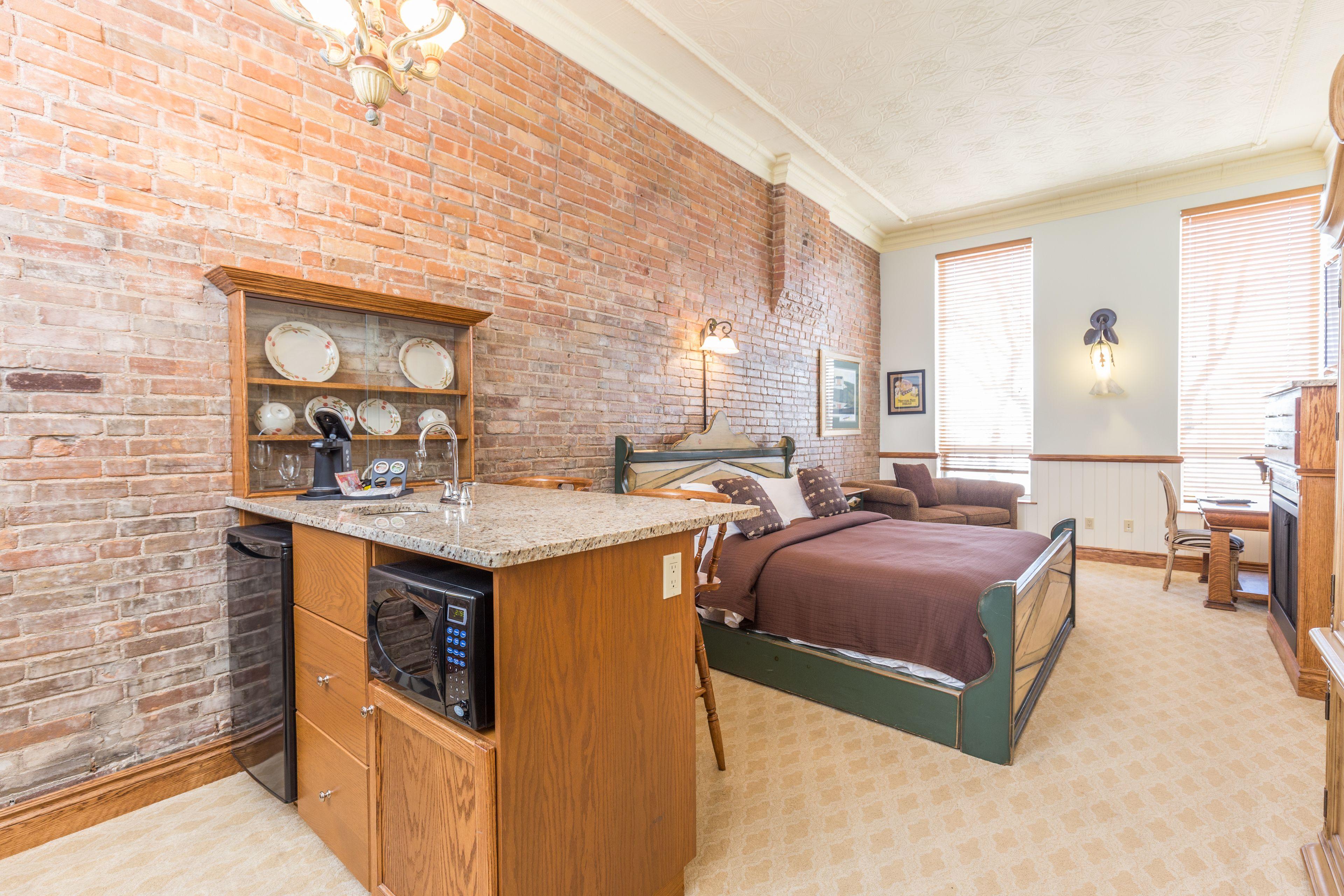 HOTEL RETRO SUITES | ⋆⋆⋆⋆ | CHATHAM-KENT, CANADA | SEASON DEALS FROM $133