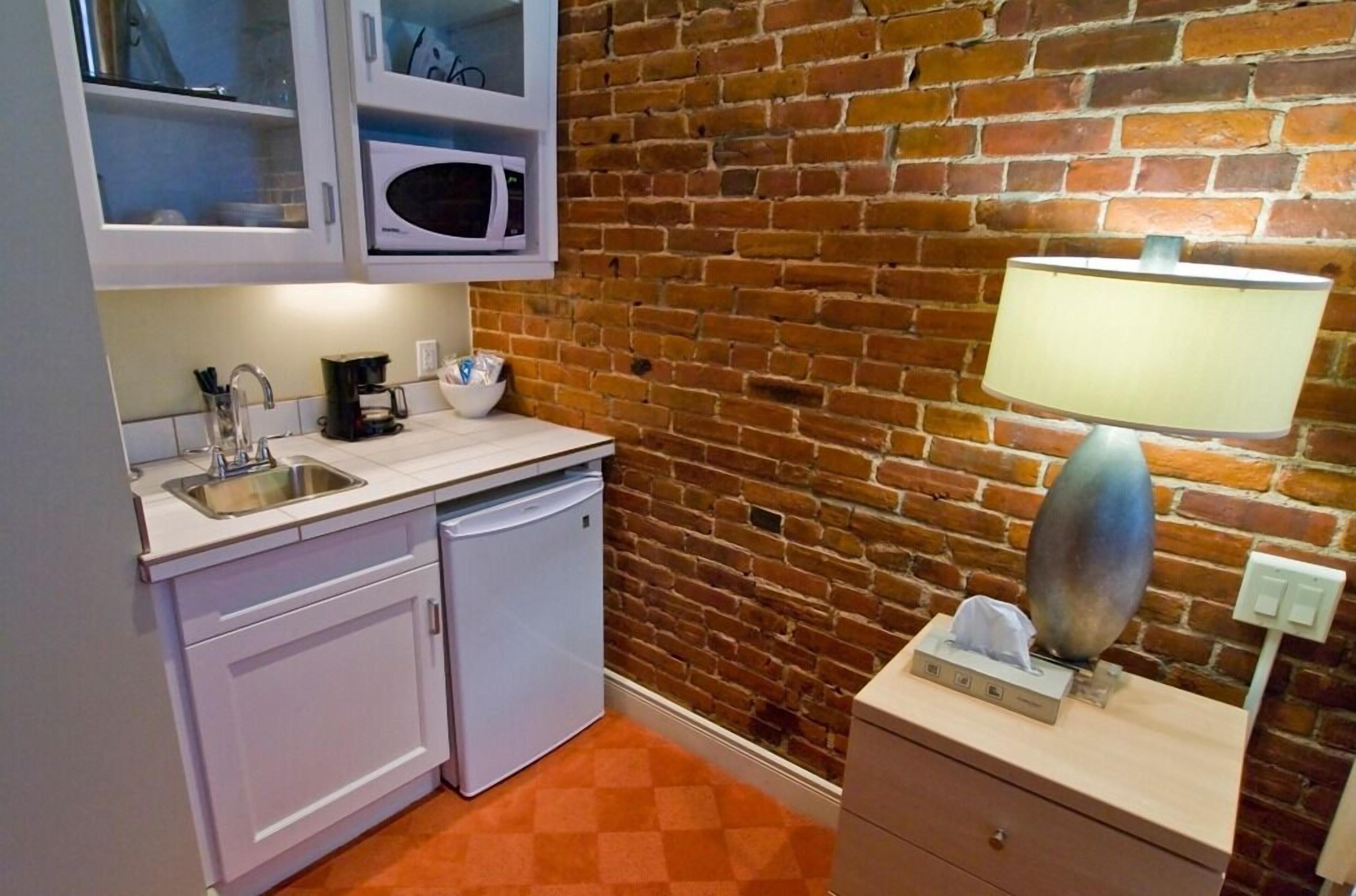 HOTEL RETRO SUITES | ⋆⋆⋆⋆ | CHATHAM-KENT, CANADA | SEASON DEALS FROM $133
