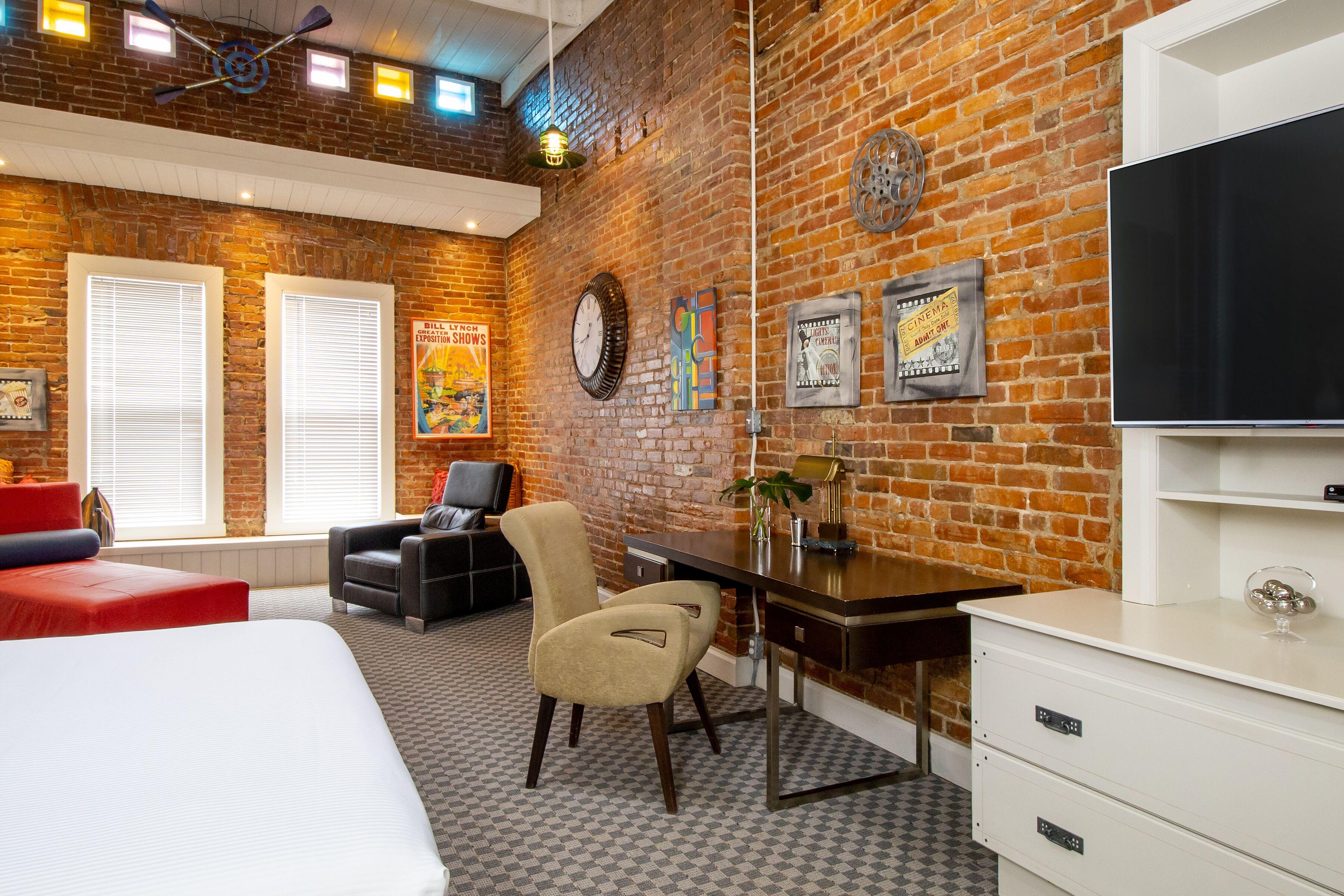 HOTEL RETRO SUITES | ⋆⋆⋆⋆ | CHATHAM-KENT, CANADA | SEASON DEALS FROM $133