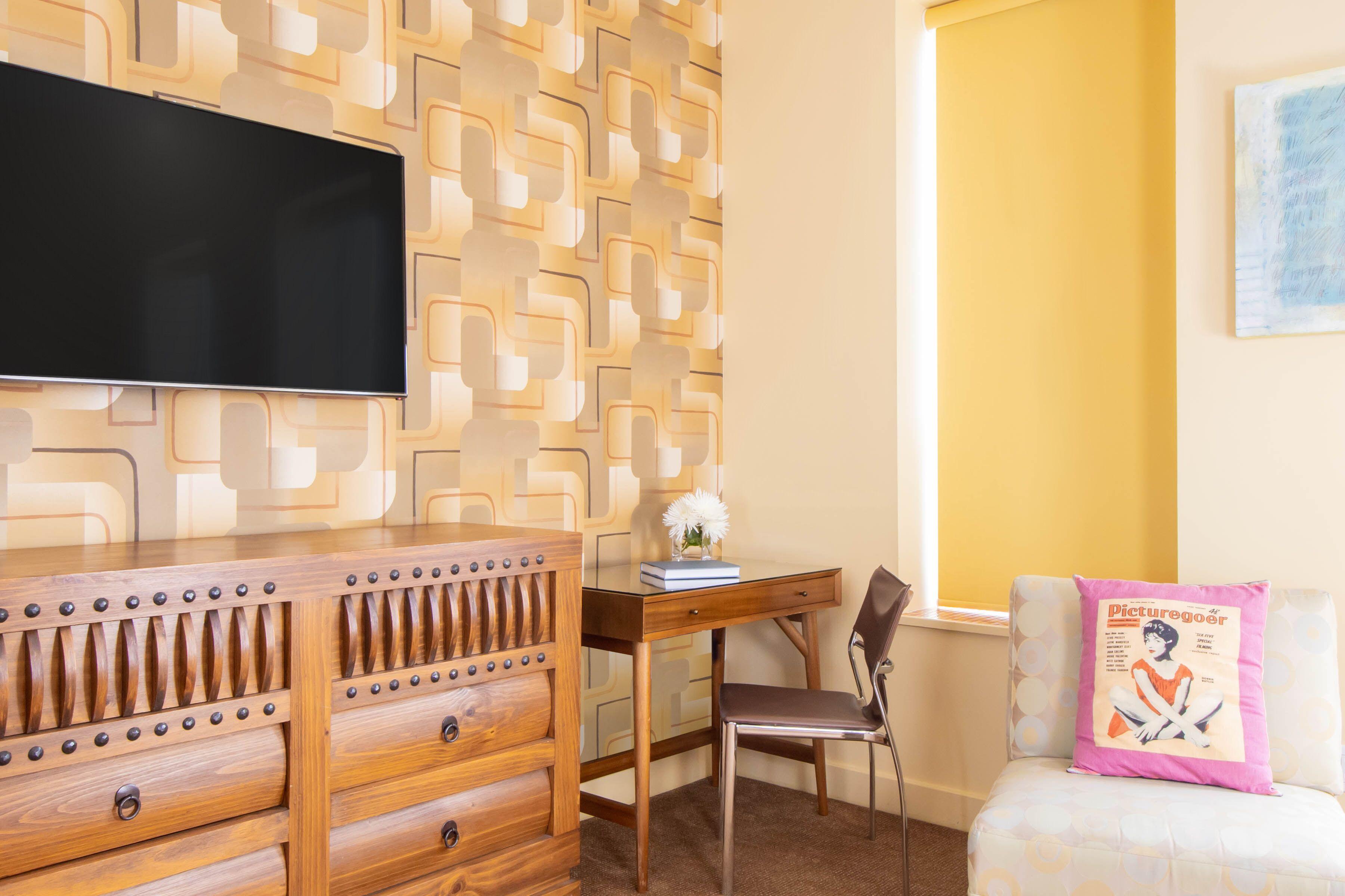HOTEL RETRO SUITES | ⋆⋆⋆⋆ | CHATHAM-KENT, CANADA | SEASON DEALS FROM $133